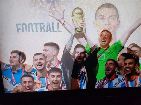 펌 메시 트로피 드는거 사진 찍었는데 존나 절묘하게 찍혔네 자유갤러리 시티