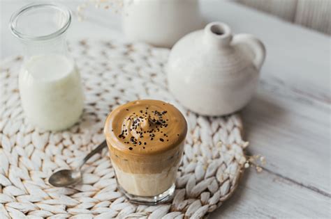 달고나는 커피 인스턴트 크림 아이스 커피를 휘핑했다 흰색 배경 모형에 커피 우유 얼음 큐브와 칵테일 텍스트복사 공간이 있는