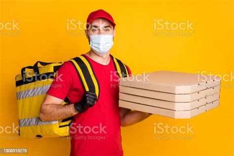 건강한 남자의 초상화는 피자 상자를 가져 들고 거즈 마스크를 착용 메르스 Cov Pandemia 사회적 거리 선명한 노란색 배경에 고립 T 셔츠에 대한 스톡 사진 및 기타