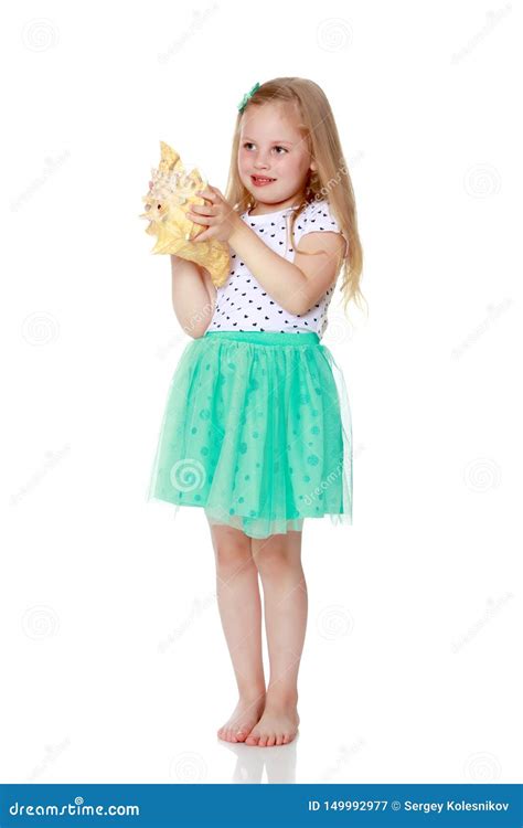 Kleines M Dchen Mit Seeshell Stockbild Bild Von Sand Blau