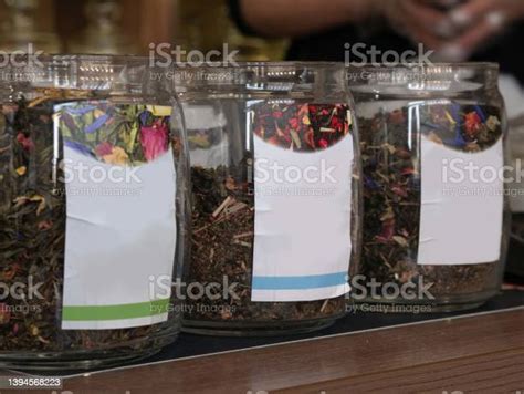 유리 항아리에 과일 조각과 마른 허브 잎이있는 다양한 종류의 차가 상점 선반에 줄지어 서 있습니다 텍스트의 위치로 레이블 지정 0명에 대한 스톡 사진 및 기타 이미지