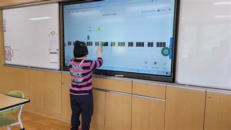 아름다운 학교 부산은애학교 전자칠판을 이용하여 수업하는 모습입니다 색칠하기 글씨 쓰기 건반