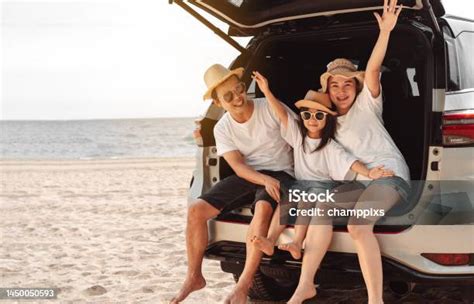 가족 자동차 여행 운전 도로 여행 여름 휴가 일몰 차 아빠 엄마 딸 행복 여행 함께 휴가와 휴식을 즐기고 분위기를 얻고 목적지로 이동 25 29세에 대한 스톡 사진 및 기타