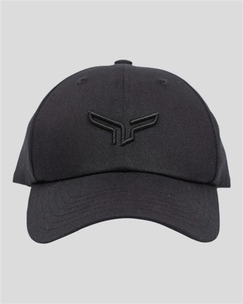 【ЧЕРНА ПАМУЧНА ШАПКА С КОЗИРКА И РЕЛЕФНА БРОДЕРИЯ ЛОГО】Цена • • 230220133670 1 — Teodor