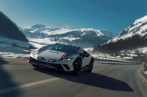 오토모빌리 람보르기니는 이탈리아 리비뇨의 스키 리조트에서 우라칸 스테라토huracán Sterrato의 주행을 선보였습니다