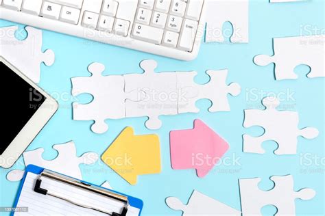 클로즈업 화이트 직소 패턴 퍼즐 조각은 다른 질감과 종이 공급 Accesories와 평면 평지 배경에 위치 누락 된 마지막 조각과 연결될 0명에 대한 스톡 사진 및 기타