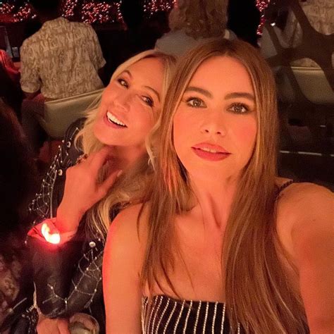 Sofia Vergara Sparkles In Pinstriped Style At Taylor Swift Concert R