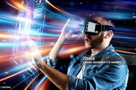 가상 현실 Vr의 안경을 가진 남자의 초상화 가상 화면과 상호 작용 합니다 미래의 개념은 현실 가상 현실의 인터페이스를 보완 응용 프로그램입니다 360도 촬영에 대한 스톡