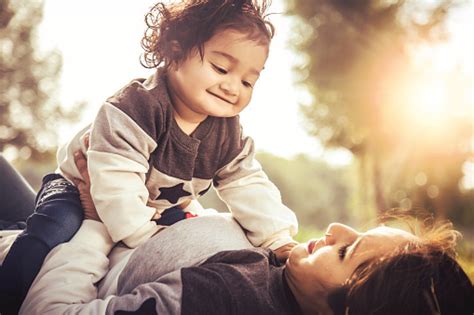 어머니는 자연에서 행복 한 미소 1 년 된 아기 여자가지고 노는 12 17 개월에 대한 스톡 사진 및 기타 이미지 12 17 개월 12 23 개월 2018년 Istock