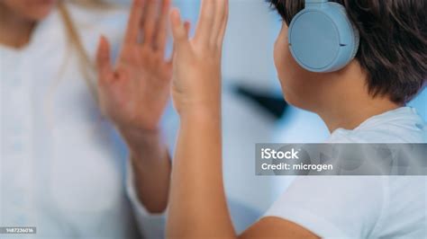 어린이를 위한 청력 검사 미취학 아동과 함께 일하는 청력학자 2명에 대한 스톡 사진 및 기타 이미지 2명 건강 진단 건강관리와 의술 Istock