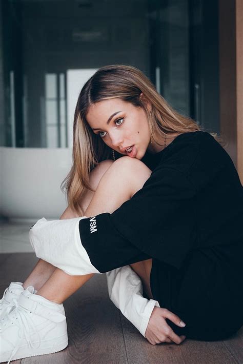 Pin By Oscar Campos On Mujereshermosas Charly Jordan Jordans Little