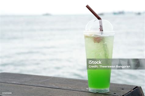 체리로 장식된 아이스 그린 사과 이탈리안 소다의 상쾌한 플라스틱 목테일 유리 유리잔에 대한 스톡 사진 및 기타 이미지 유리잔 플라스틱 소다 Istock