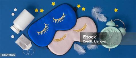 파란색과 분홍색 수면 마스크 알약 알람 시계 파란색 배경에 허브티 휴식의 개념 수면의 질 좋은 밤 불면증 휴식 개념에 대한 스톡 사진 및 기타 이미지 Istock