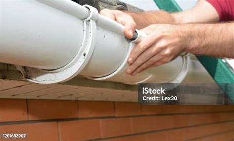 홈통 배수구 플라스틱 홈통 배수 및 배수 지붕 계약자 손 설치 및 수리 비 배수로 건설 산업에 대한 스톡 사진 및 기타 이미지 건설 산업 건설업자 관 튜브 Istock