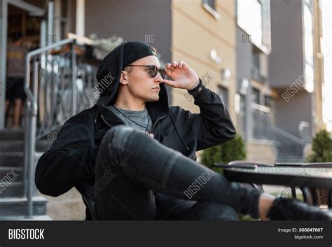 Парень в черной кепке Zefirka Club фото и картинки