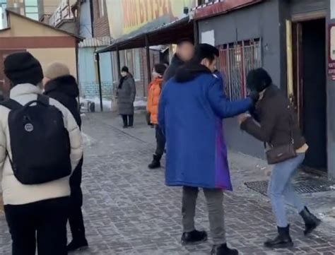 Олон нийтийн газарт танхайрч буй бичлэг хийсэн иргэнийг 100 мянган төгрөгөөр торгожээ