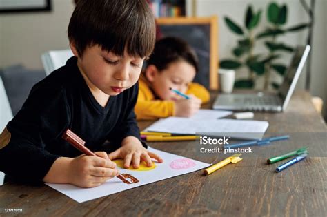 가정에서의 교육 가족과 함께 집에서 수학을 배우는 귀여운 아이 홈스쿨링에 대한 스톡 사진 및 기타 이미지 홈스쿨링 소년 아이 Istock