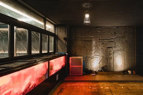 긴 펜던트조명과 레드컬러 간접조명으로 인더스트리얼한 고깃집 외관 사진