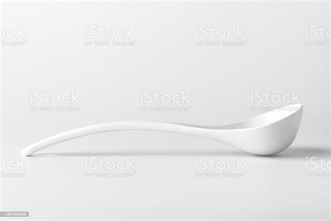 흰색 배경에 수프를위한 하얀 래들 주방 용품 또는 도구의 개념 국자에 대한 스톡 사진 및 기타 이미지 국자 컷아웃 0명 Istock