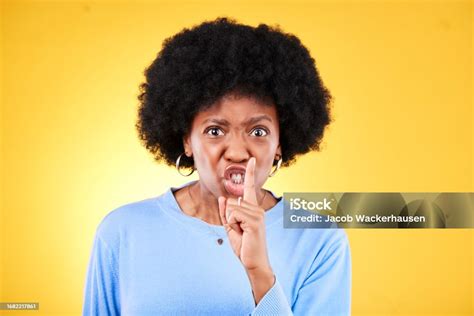 화난 초상화 여자 그리고 스튜디오의 노란색 배경에 있는 소음 드라마 사생활에 대한 비밀 얼굴 변덕스러운 아프리카 모델 속삭임 신호 조용한 이모티콘 및 침묵 음성을 위해