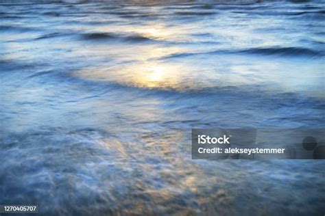 바다 파도와 튀김 질감 물에 반사 다채로운 하늘 목가적인 바다 풍경 개념 이미지 긴 노출 그림 같은 풍경 배경 배경 화면 자연 패턴 그래픽 리소스 0명에 대한 스톡 사진 및