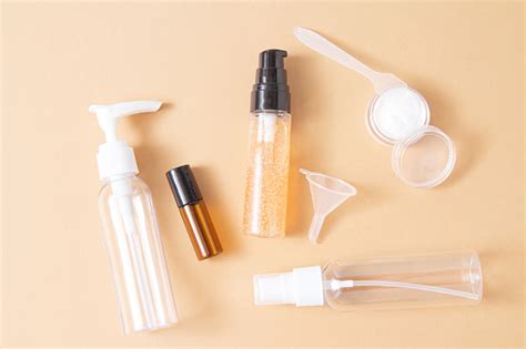 밝은 갈색 배경에 어둡고 투명한 유리로 만든 화장품에 대한 빈 병의 모형 바디 앤 페이스 트리트먼트 와 스파 천연 미용 제품 마사지 오일 공간을 복사합니다 플랫 레이 0명에