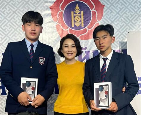 УИХ ын гишүүн Б Баярсайхан хичээл зүтгэлтэй суралцаж байгаа сурагчдад таблет гардууллаа