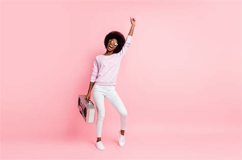 핑크색 배경에 고립 된 재미를 가진 카세트 플레이어를 들고 멋진 마른 쾌활한 물결 모양의 머리 소녀의 전체 길이 몸 크기보기 갈색 머리에 대한 스톡 사진 및 기타 이미지