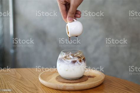 아이스 라떼 신선한 우유와 바닐라 시럽을 테이블에 얹은 커피 한 잔과 배경이 흐릿합니다 0명에 대한 스톡 사진 및 기타 이미지 Istock