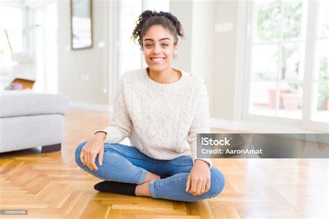 얼굴에 행복 하 고 시원한 미소와 바닥에 앉아 아프리카 머리와 아름 다운 젊은 아프리카계 미국인 여자 운이 좋은 사람 아프로 머리에 대한 스톡 사진 및 기타 이미지 Istock