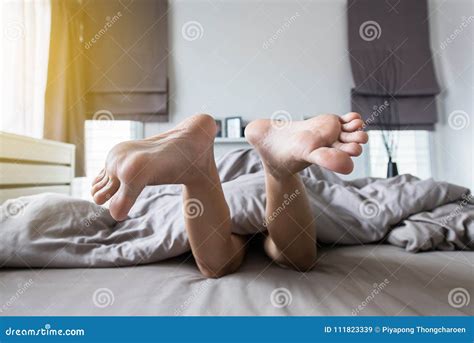 Chiuda Su A Piedi Nudi Sotto Della Coperta Dei Piedi E Dell