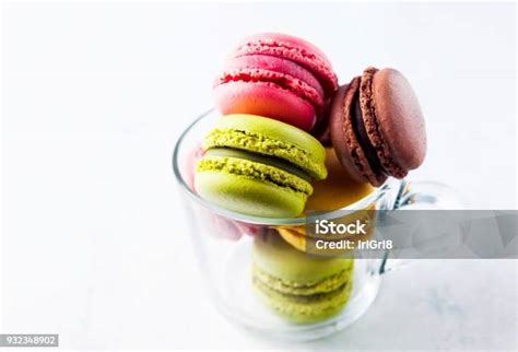 투명 한 커피 한잔에 아몬드 가루의 다채로운 밝고 전통적인 프랑스 마 카 롱 쿠키 단 맛 음식 과자 베이커리 바에 대 한 배경입니다 노랑에 대한 스톡 사진 및 기타 이미지