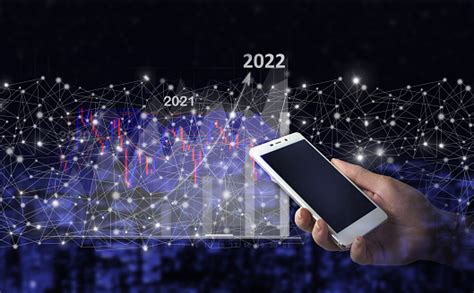 2022년 매출 증가를 보여주는 재무 차트 손 은 도시 어두운 흐린 배경에 디지털 홀로그램 성장 그래프 차트 기호와 흰색 스마트