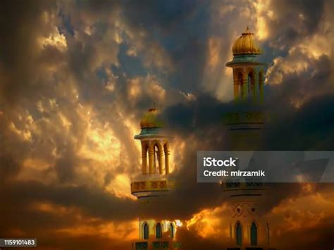오렌지와 노란색 구름과 일몰 시간 동안 하늘에 높은 자마 마스지드 또는 모스크의 미나티의 촬영을 닫습니다 0명에 대한 스톡 사진 및 기타 이미지 Istock