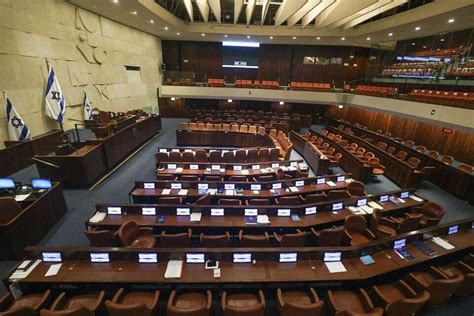 תמונות עירום והתכתבויות מיניות של חכ נשלחו ללשכות בכנסת תלונה הוגשה