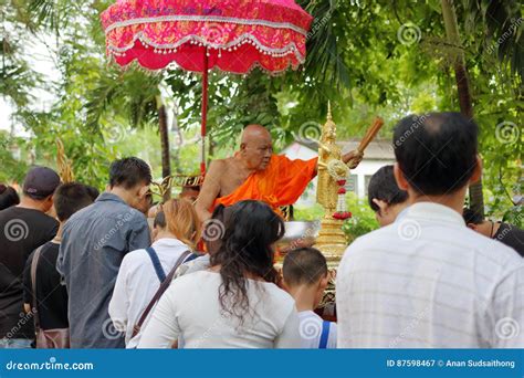 Ratchaburi, Таиланд - 18-ое октября 2016: Буддийские монахи ...