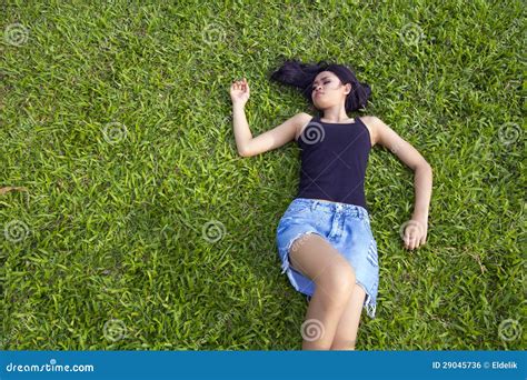 Asiatisches M Dchen Mit Minirock Stockfoto Bild Von Fahrwerkbeine Alleine