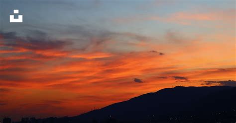 구름과 산을 배경으로 한 아름다운 석양 사진 Unsplash의 무료 해질녘 이미지