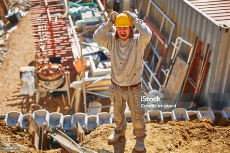 Bauarbeiter Auf Einer Schweren Baustelle Die Harte Arbeit Leistet ...