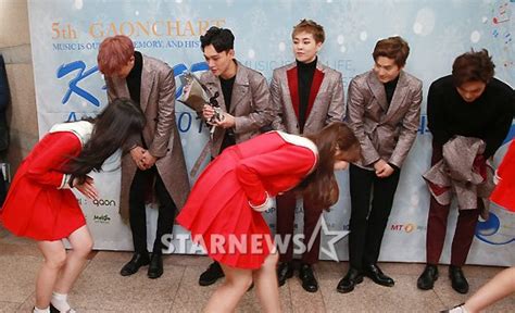 포토 엑소 후배 여자친구와 인사