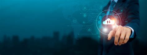 네트워크의 글로벌 비즈니스 구조 사업가는 가상 인터페이스에서 백업 아이콘과 인터넷 기술을 터치하여 데이터 보안을 보장하고 위험을 최소화하며 탄력적인 비즈니스 개념을