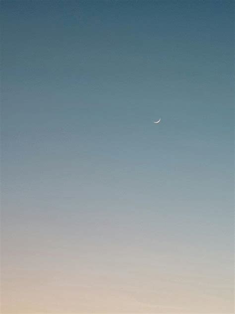 고요한 구체 그라데이션 단순한 달 달래는 달빛 달의 위상 땅 명상적인 미니멀리즘 반달 반사 밤 밤하늘 배경 부드러운 색 분위기 블루