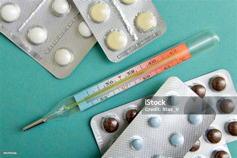 청록색 배경 복사 공간에 색 알 약 온도계 수은 온도계 인체의 온도를 측정 0명에 대한 스톡 사진 및 기타 이미지 0명 개념 건강 진단 Istock