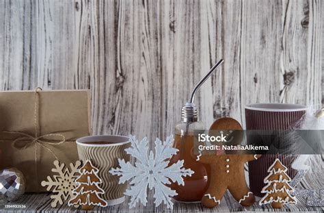 전구 컵 골판지 컵 진저 브레드 및 선물크리스마스 장식품의 구성 복사 공간이있는 나무 배경 대기 휴일 개념 미용 아늑한 집 이나 사무실 장소 0명에 대한 스톡 사진 및 기타