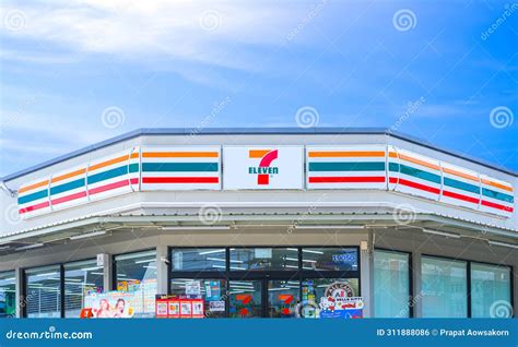 7 Eleven Logo Signboard On White Corrugated Polygonal Flat Slab Roof Of