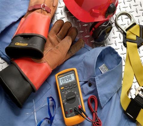 توجه به ایمنی و استفاده از تجهیزات ایمنی برق Pkccapacitor