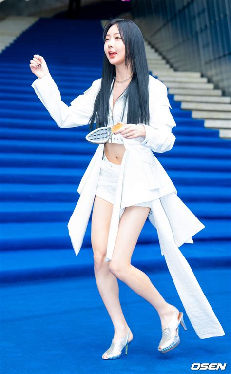 [사진]달수빈 부러진 구두들고 입장 Osen