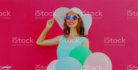 분홍색 배경에 여름 밀짚 모자를 쓰고 화려한 풍선을 가진 행복한 미소 젊은 여성 25 29세에 대한 스톡 사진 및 기타 이미지