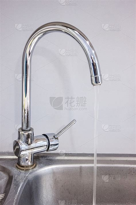 带有自来水的水龙头