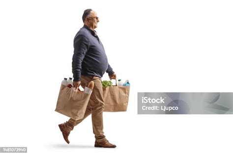 식료품 가방을 들고 걷는 성숙한 남자의 전체 길이 프로필 샷 흰색 배경에 대한 스톡 사진 및 기타 이미지 흰색 배경 노인 남자 쇼핑 Istock